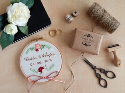 Conjuntos personalizados de sello y porta alianzas bastidor | How Nice Project