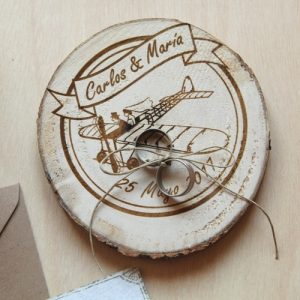 Porta alianzas personalizado de madera | How Nice Project